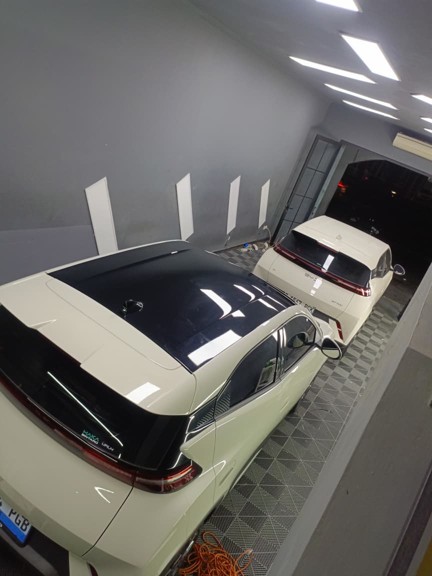 Wrapping Stiker Atap BYD Atto 1 Black Piano Fanchi PET Series Elegan – Meta Autowrap